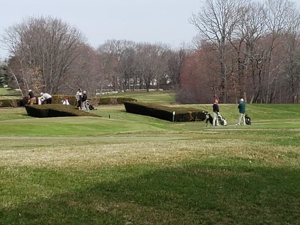Amid shutdown some courses ignore golf ban | New England dot Golf